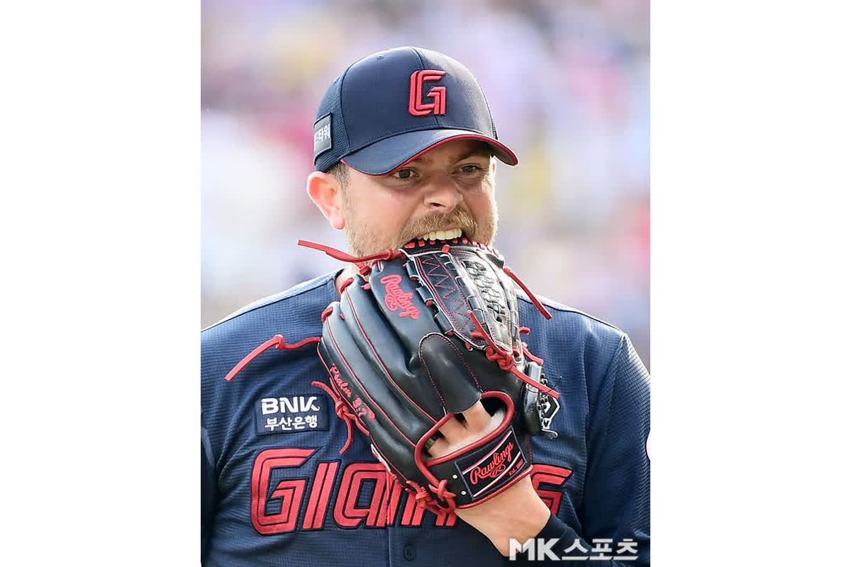 글러브 물어뜯는 비슬리 [MK포토]