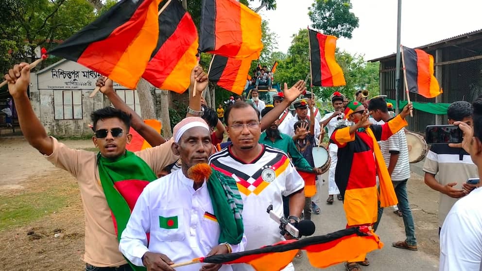 Deutschland-Fan entrollt zur WM 7,5 Kilometer lange Fahne