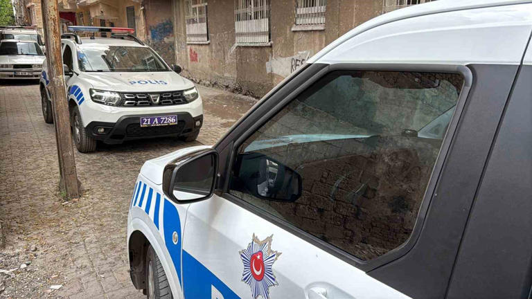 Mahalle sakinleri kokudan şüphelendi, yalnız yaşayan adam evinde ölü ...