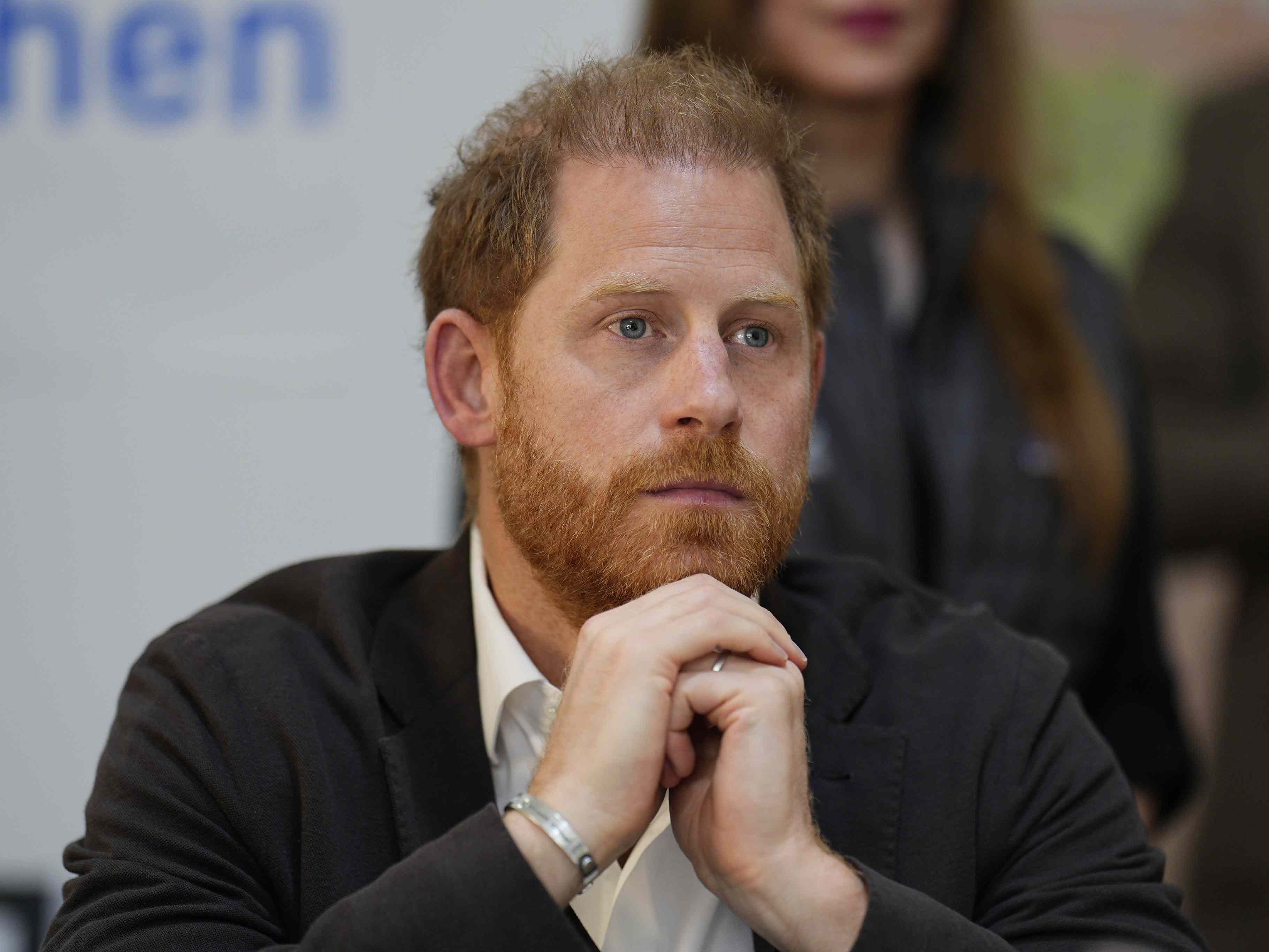 Prince Harry makes a surprise solo appearance at the Knicks game ...