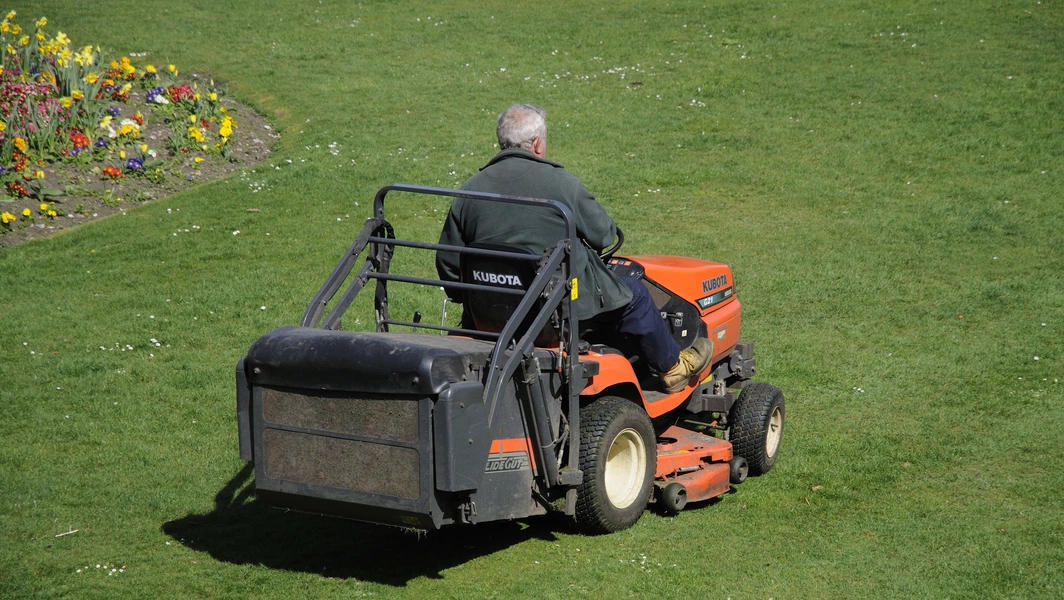 Drawbacks and risks of riding lawn mowers