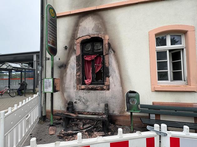 Vandalismus am Bahnhof: Brennende Sitzbank wurde dank privater ...