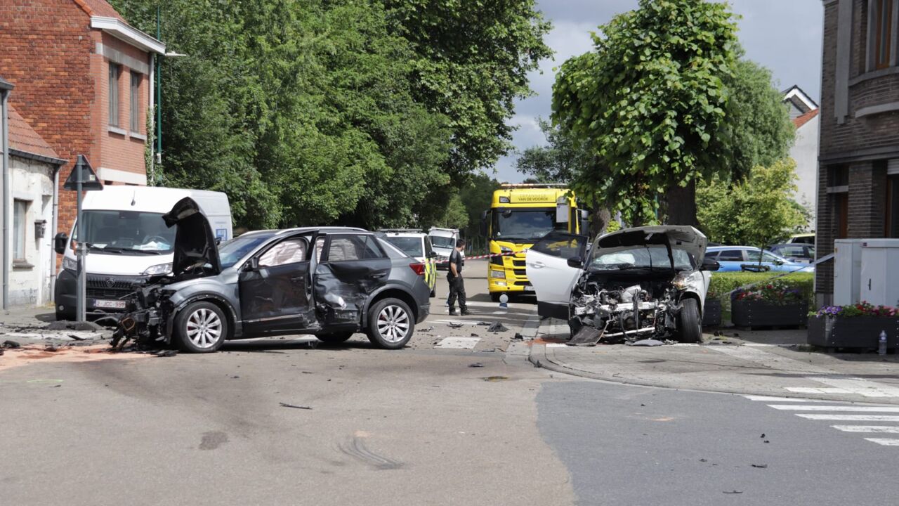 Twee auto's botsen frontaal op kruispunt in Evergem: 1 bestuurder ...