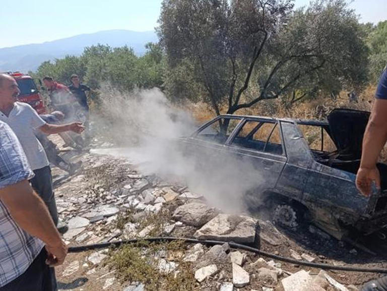 Aracı alev alev yanıyordu! Direksiyona geçti, büyük felaketi son anda ...