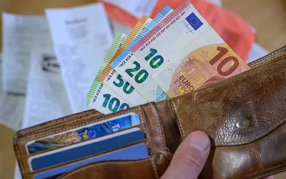 Smart money habits that quietly build wealth