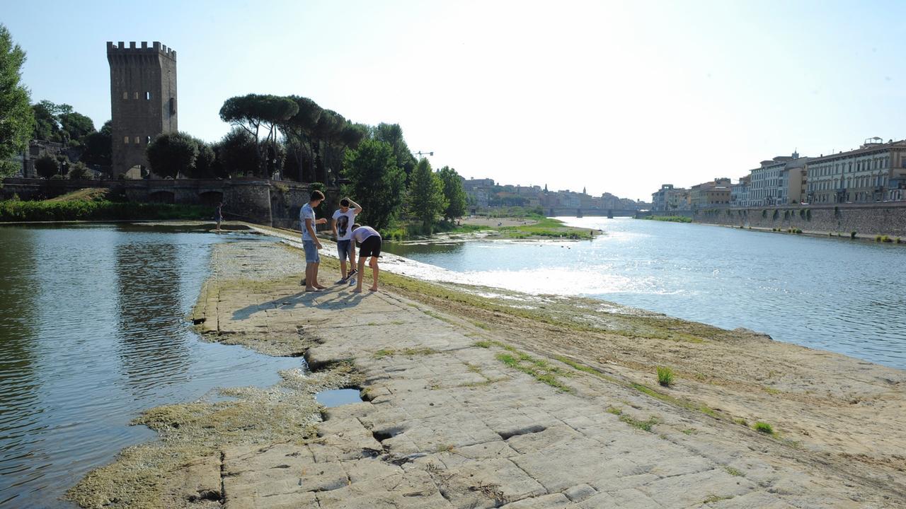 Firenze, il mistero dell’Arno che si svuota in una notte: portata giù ...