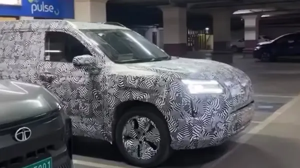 Wuling Starlight 560 spotted charging: Plug-in hybrid or EV?