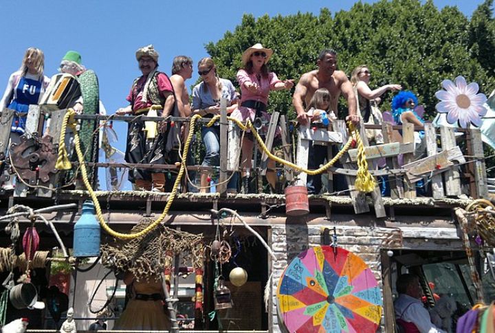 15 spectacular street parades you can't miss