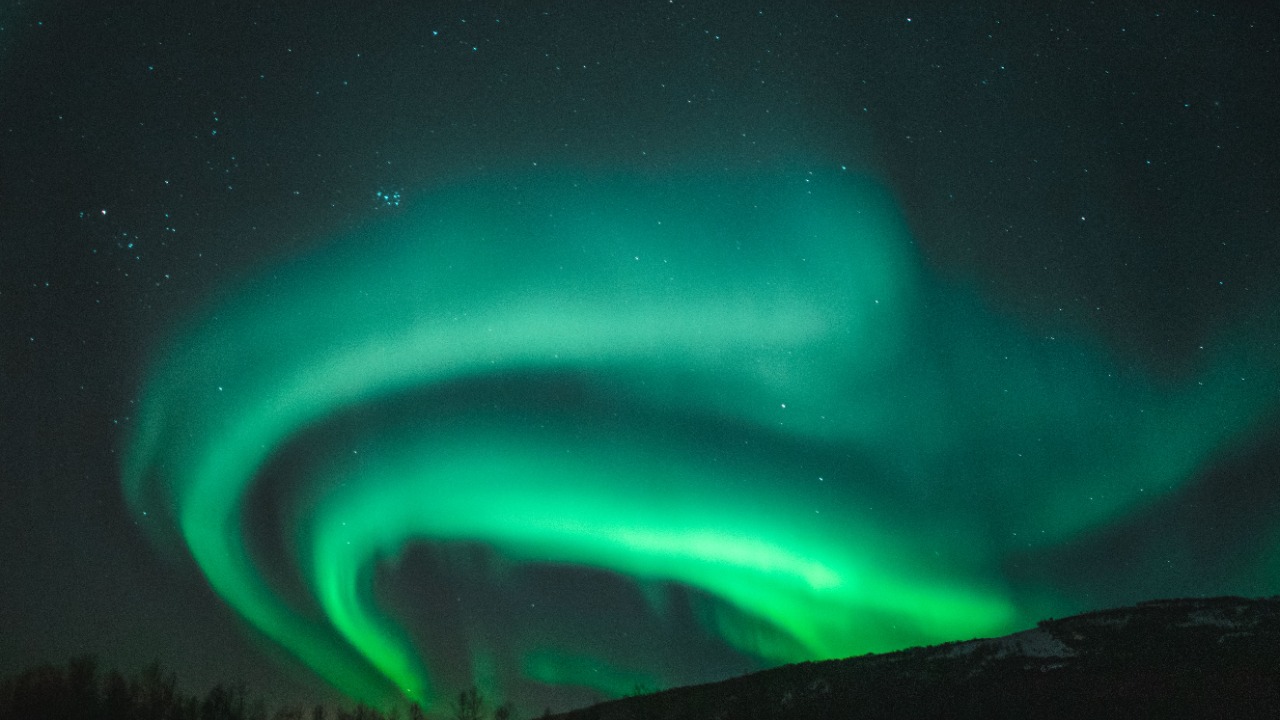Earth’s magnetic north pole is steadily drifting toward Siberia