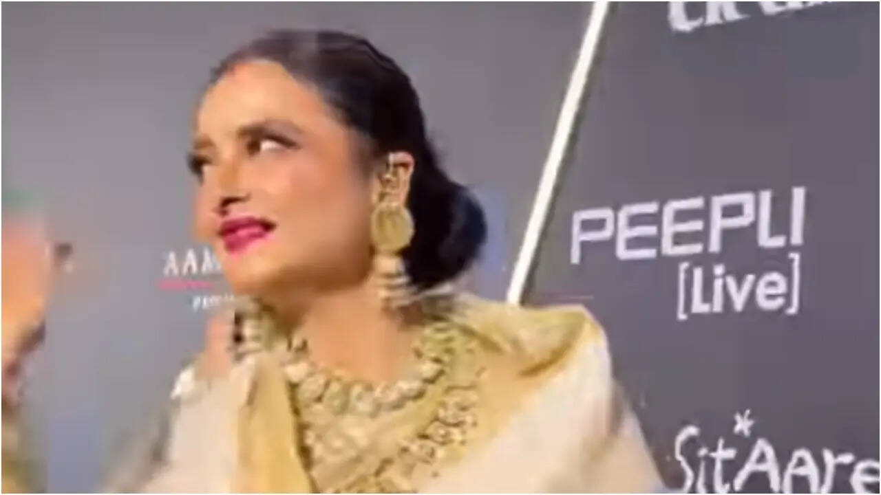 Rekha wishes to collaborate with Aamir Khan at his production house's ...