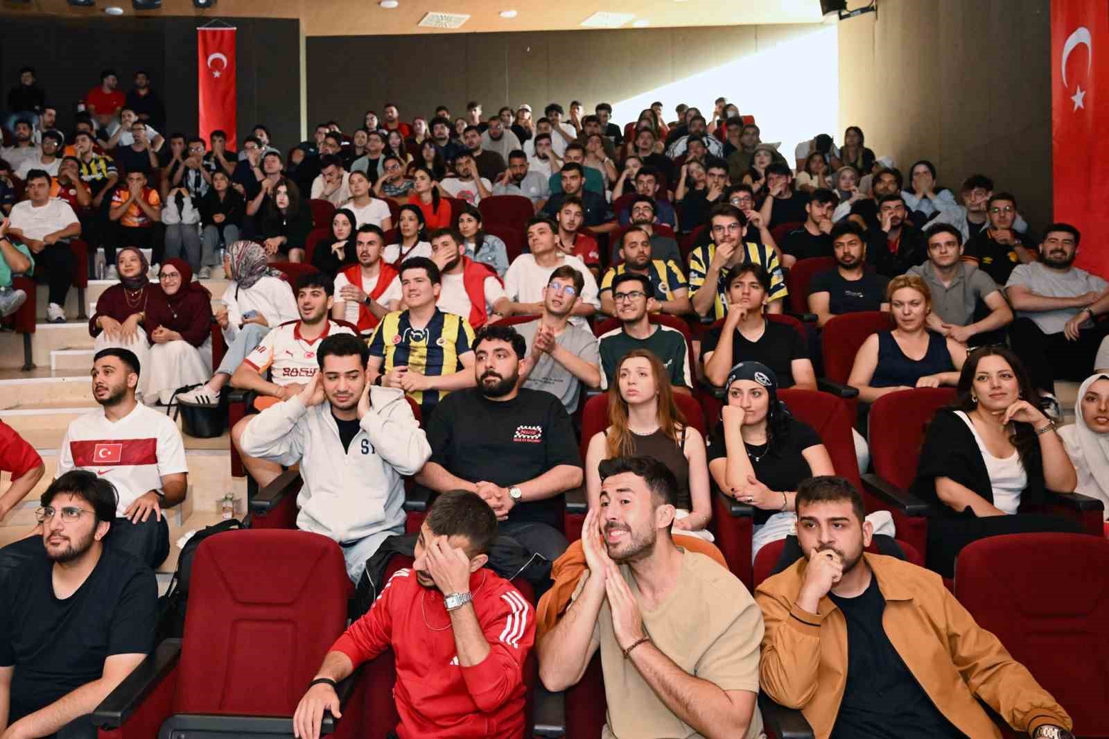 Manisa CBÜ öğrencileri milli maçı hep birlikte izledi