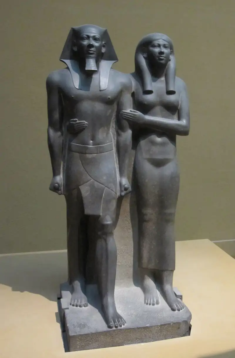 ¿Qué es el misterioso cilindro que ocultan en el puño algunas estatuas ...