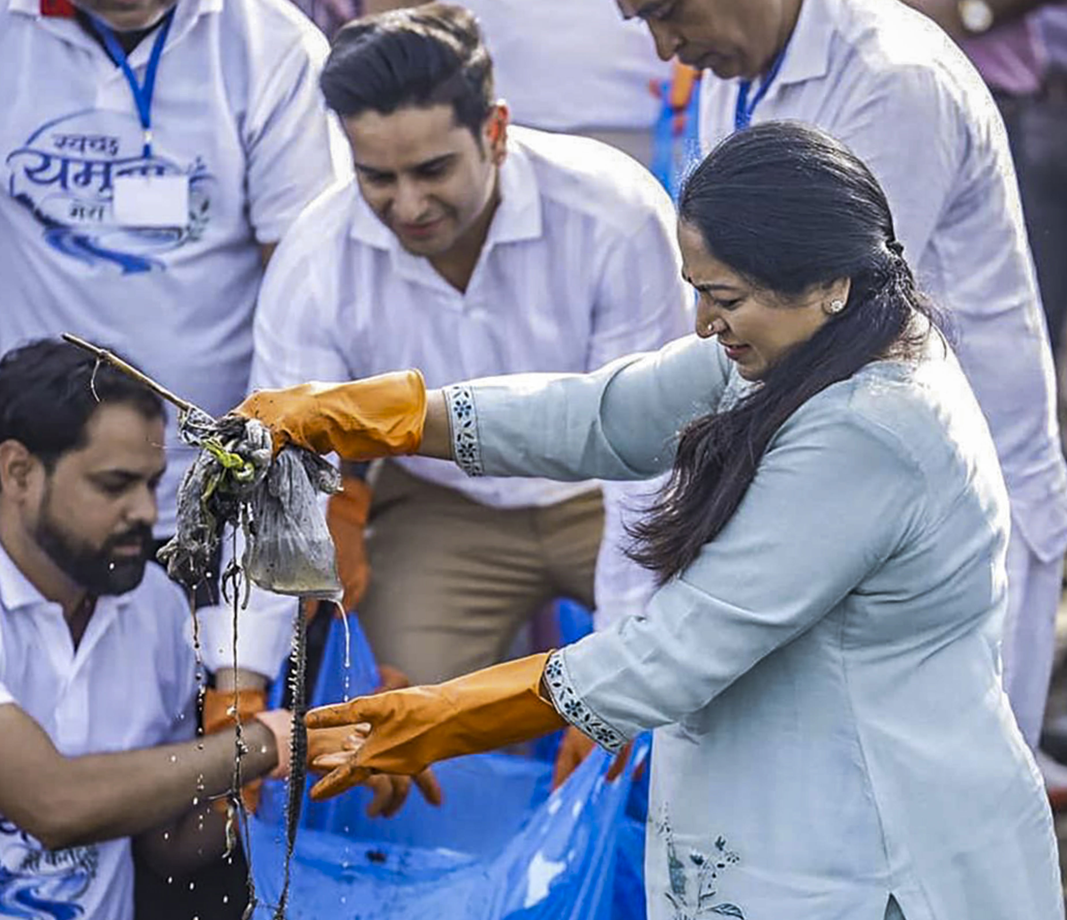 Delhi CM leads Yamuna riverbank cleanliness drive; ministers BJP ...