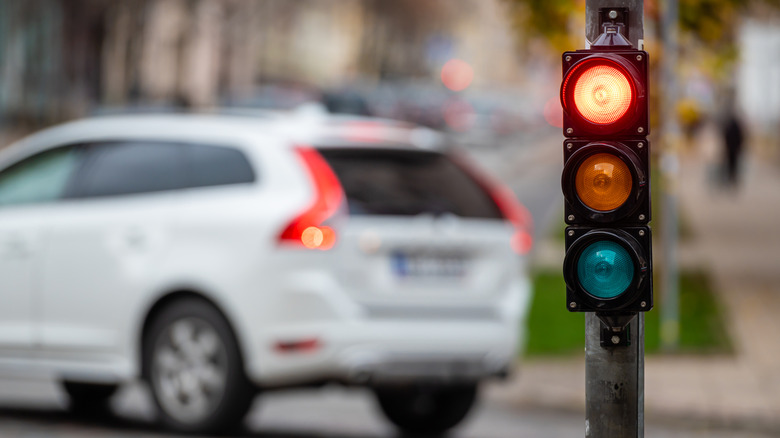 You can get a ticket in Western Canada for this common US traffic light ...