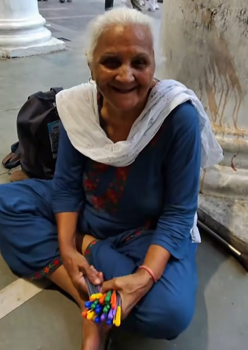 US influencer’s generosity to elderly woman selling pens on Delhi ...