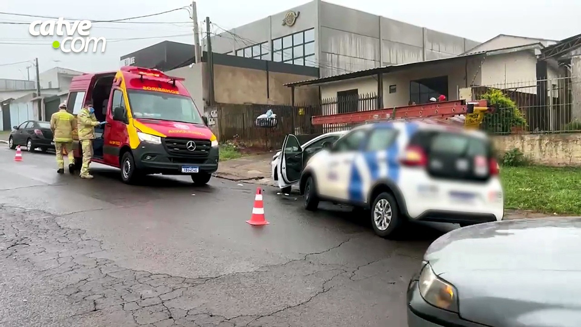 Homem fica ferido após carro estacionado ser atingido no bairro Santa ...