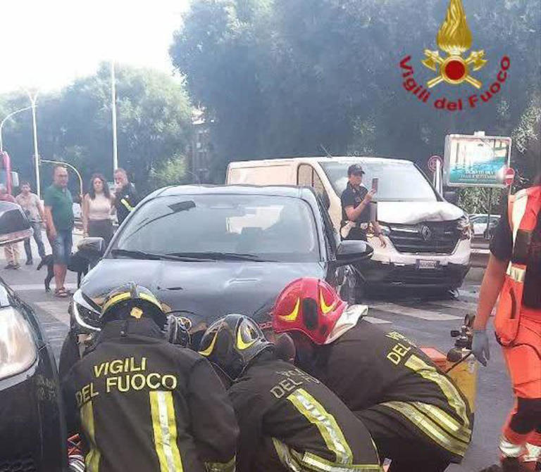 Roma, furgone tampona auto che investe due donne: ferite in modo grave
