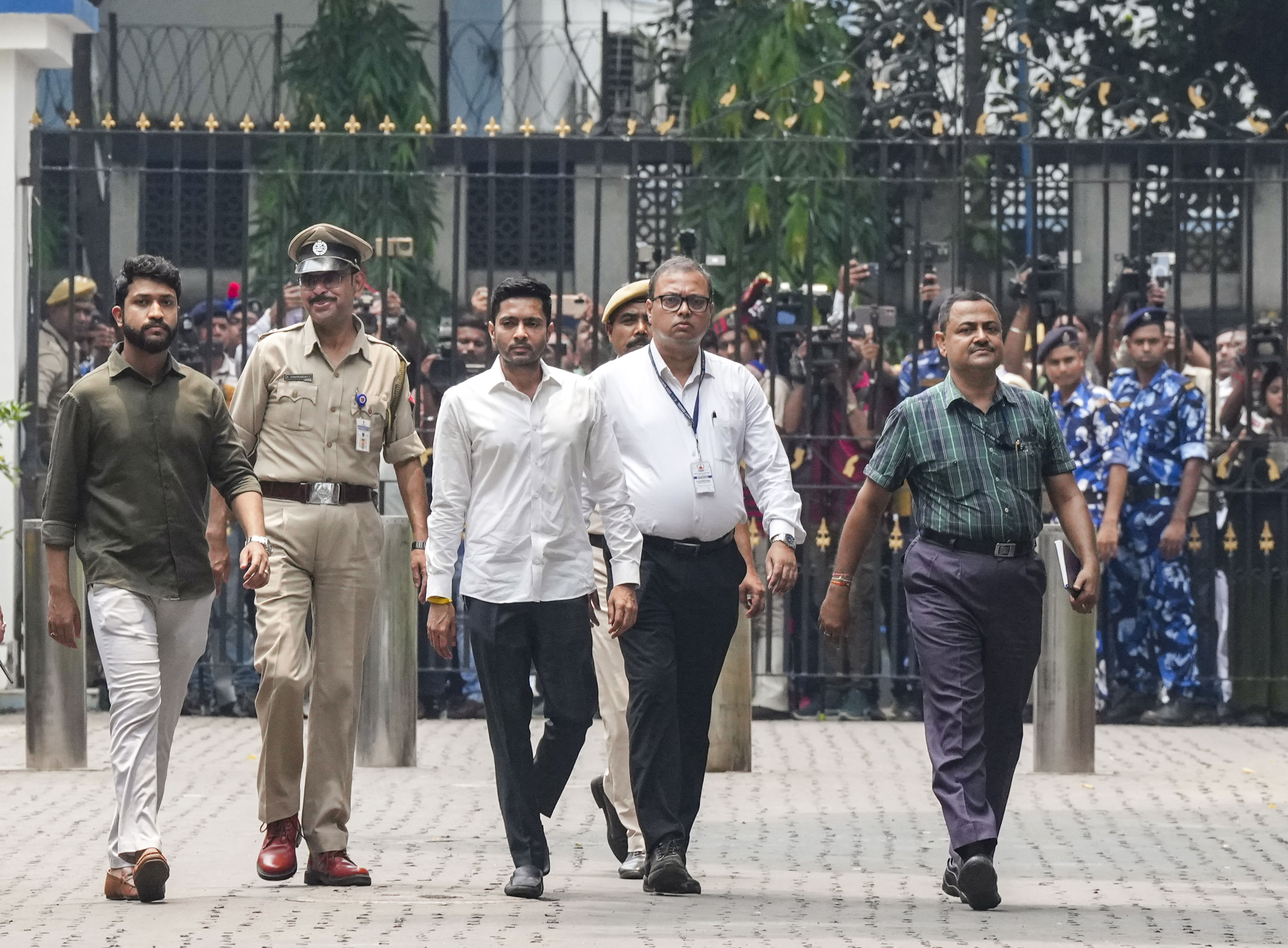 Signature forgery case: Abhishek Banerjee, Kunal Ghosh at CID ...