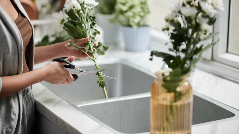 How to keep your cut flowers fresh longer, according to a gardening expert