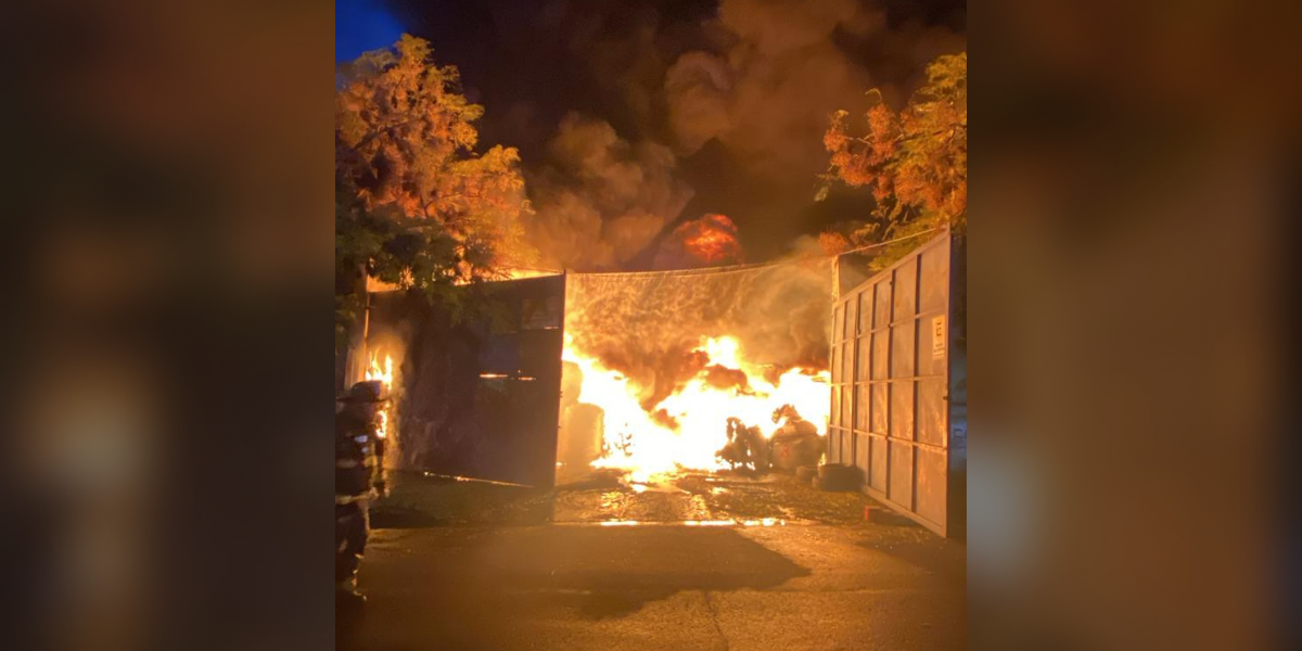 Incendio en procesadora de neumáticos en Cerrillos genera nube de humo ...