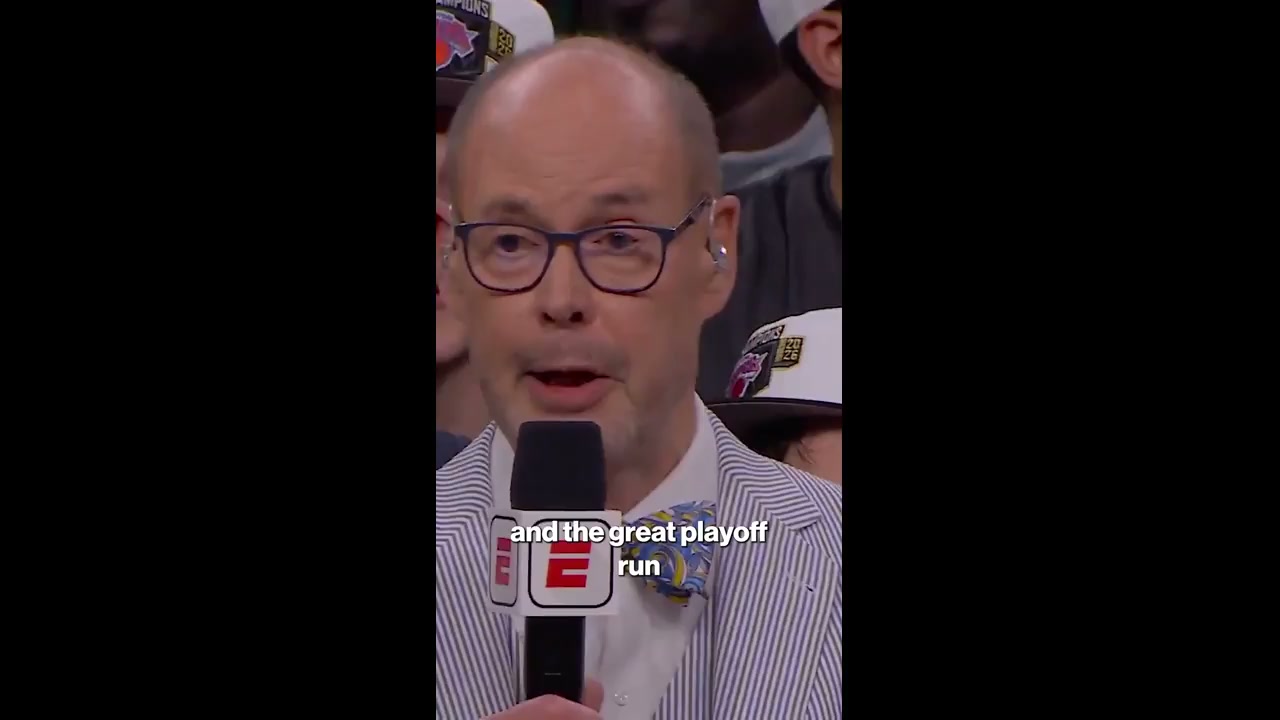 Knicks hoist the Larry O'Brien Trophy!