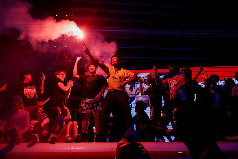 USA - Un bus de la Coupe du monde incendié après le sacre des Knicks en NBA