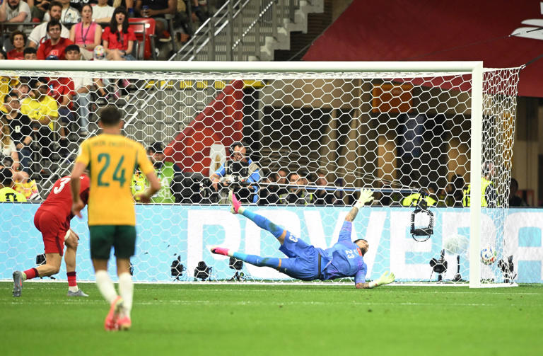 Australia's 'bus defense' and counterattack beat Turkey 2-0