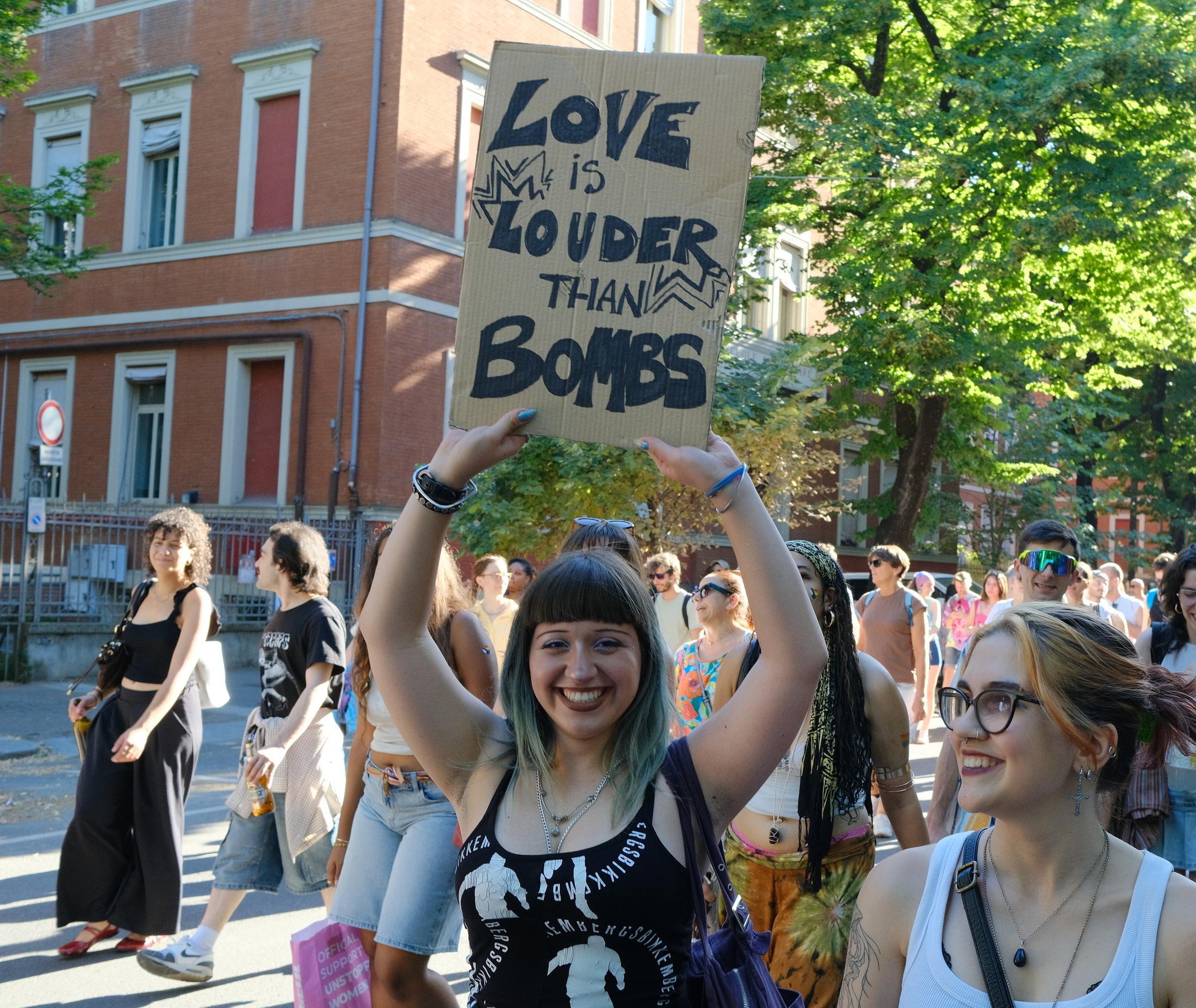 Rivolta Pride fa il pienone. Slogan pro-Pal e arcobaleni