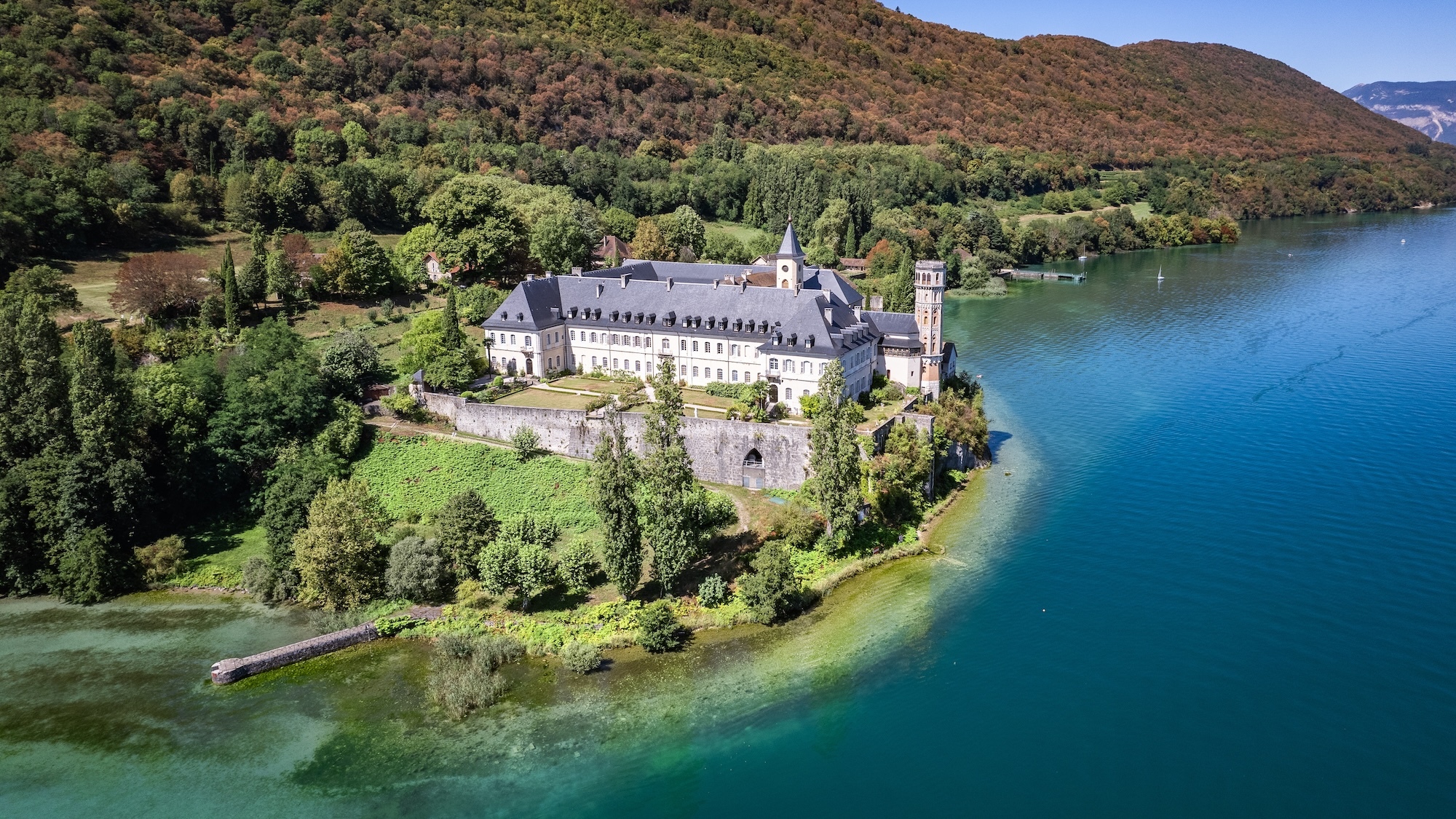 À 2h de Lyon, une abbaye digne d'un décor de film posée au bord d'un ...