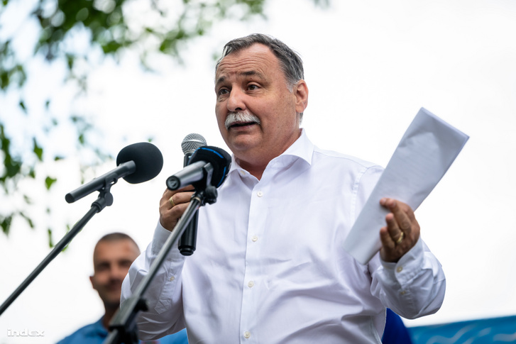 Gajdos László ledobta a zakót és a nyakkendőt, majd a kalózok közé állt