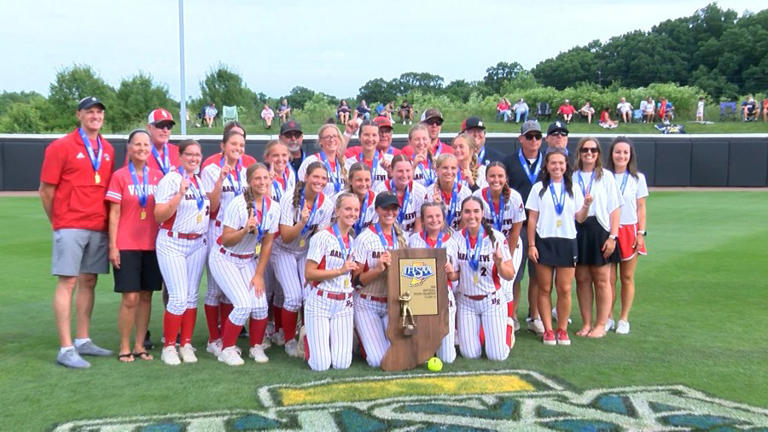 Barr-Reeve softball wins first state title