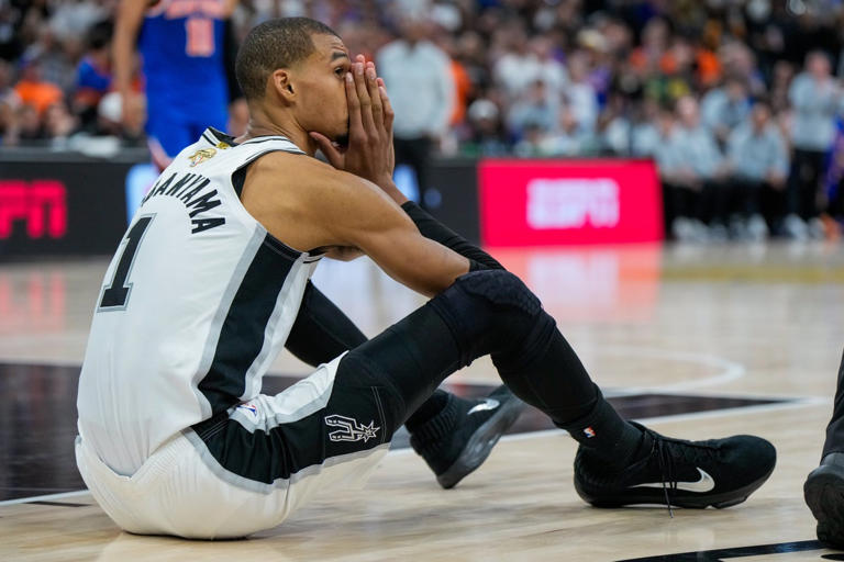 La era Wemby en la NBA ya está en marcha, pero aún espera su primer ...