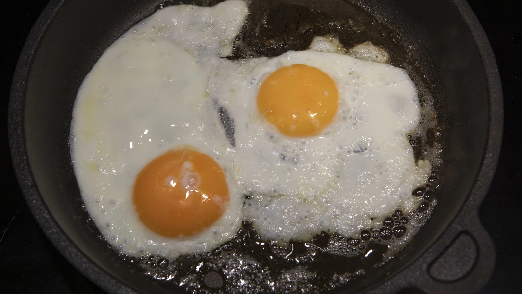 Techniques for perfect diner-style fried eggs