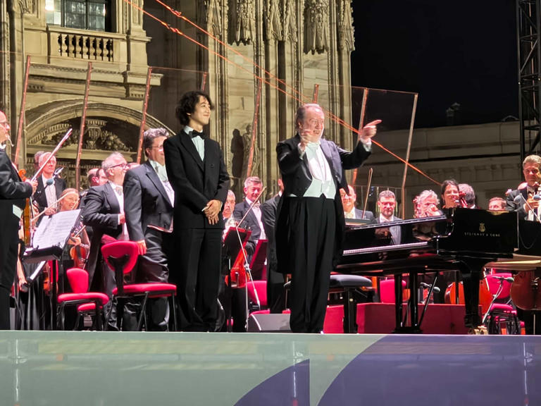 La Filarmonica della Scala jazza in piazza Duomo con Chailly e Sumino