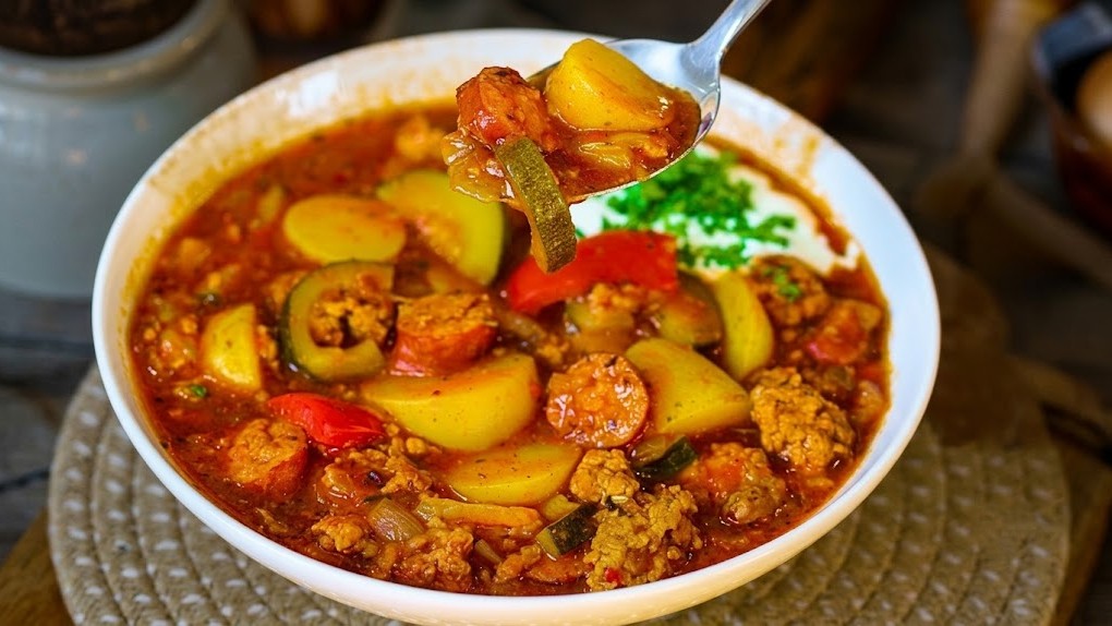Klassischer Bauerntopf mit Hackfleisch und Mettwurst