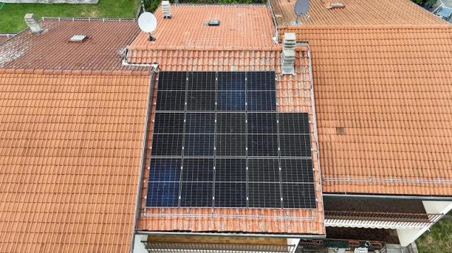 New homeowner shows off 14-panel solar roof, and seasoned owners start ...
