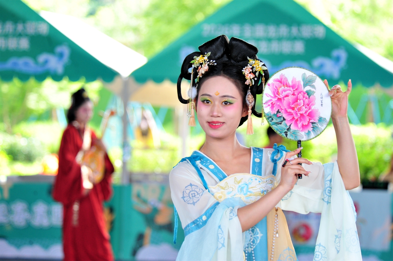 湖北宜昌：汉服“仙子”展演楚风民俗舞蹈