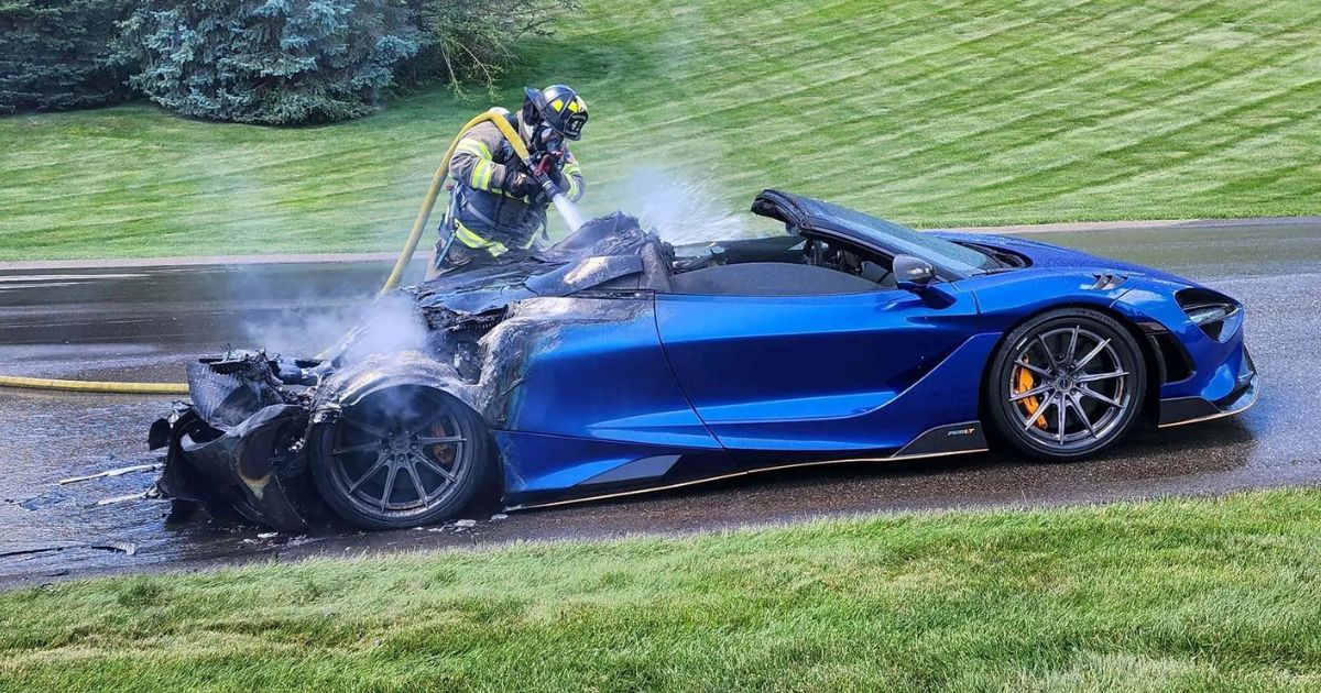 Une McLaren 765LT Spider brûlée est affichée à moins de 10 000