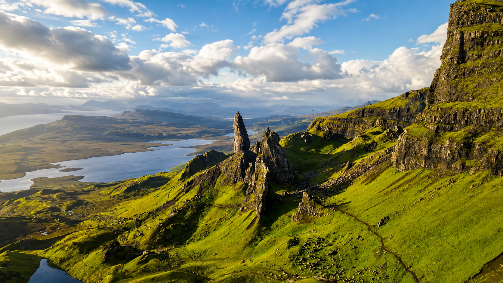 Een enorme stenen zuil boven het Isle of Skye