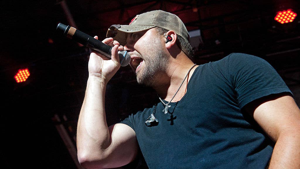 Country star hospitalized, cancels festival performance due to serious ...