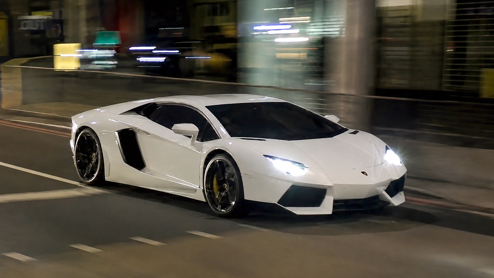 Lamborghini Aventador van $400.000 rijdt door de nacht