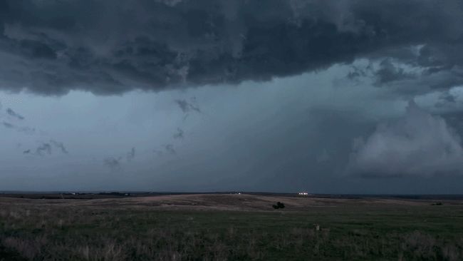'Cloud to ground lightning barrage' captured as severe storm hits North ...