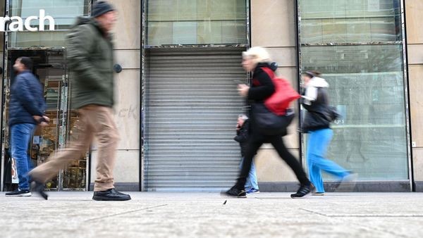 Mann mitten in Frankfurt mit Machete schwer verletzt