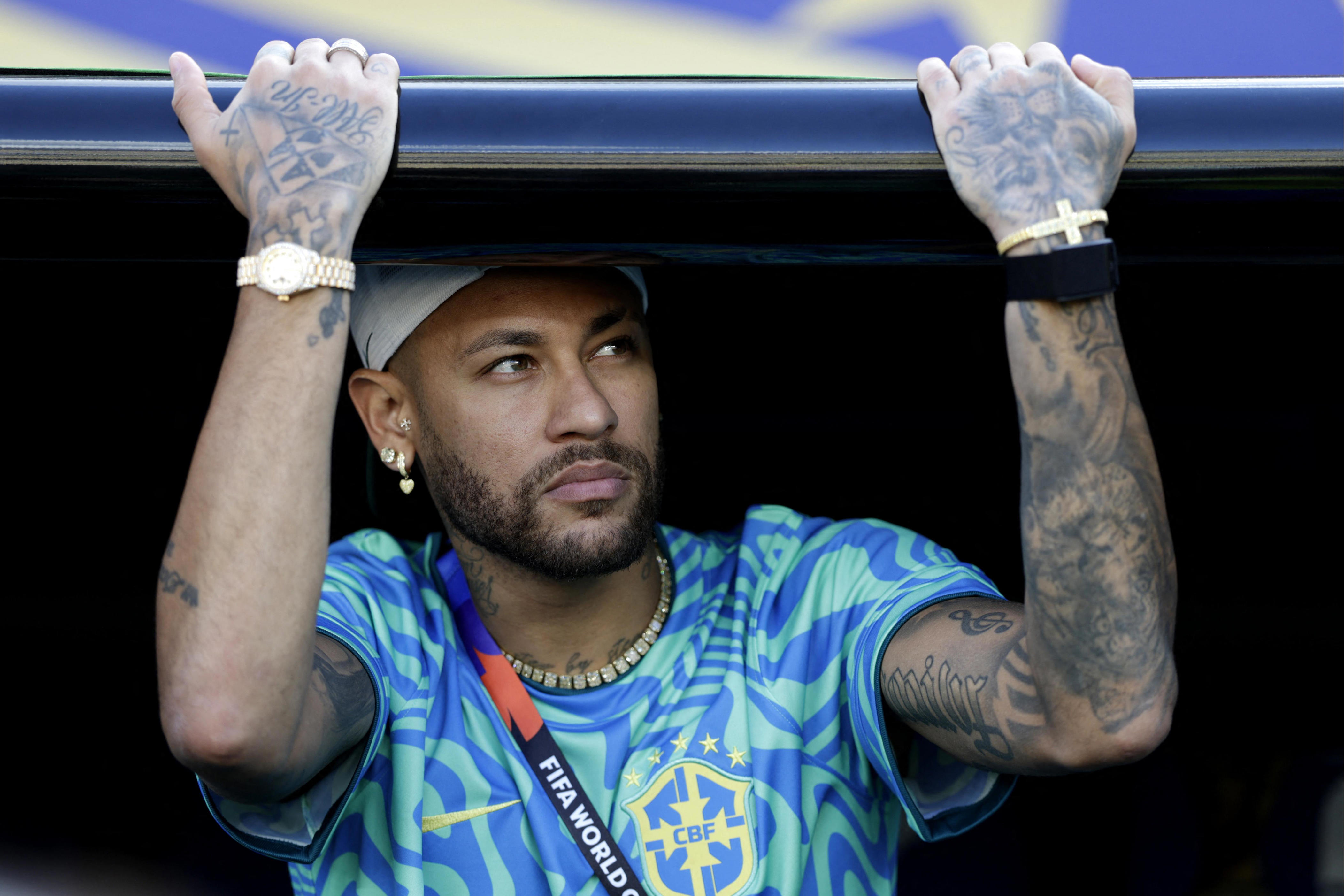L'ombre d'un avion, mascottes contre trafiquants et Neymar avec Travis ...