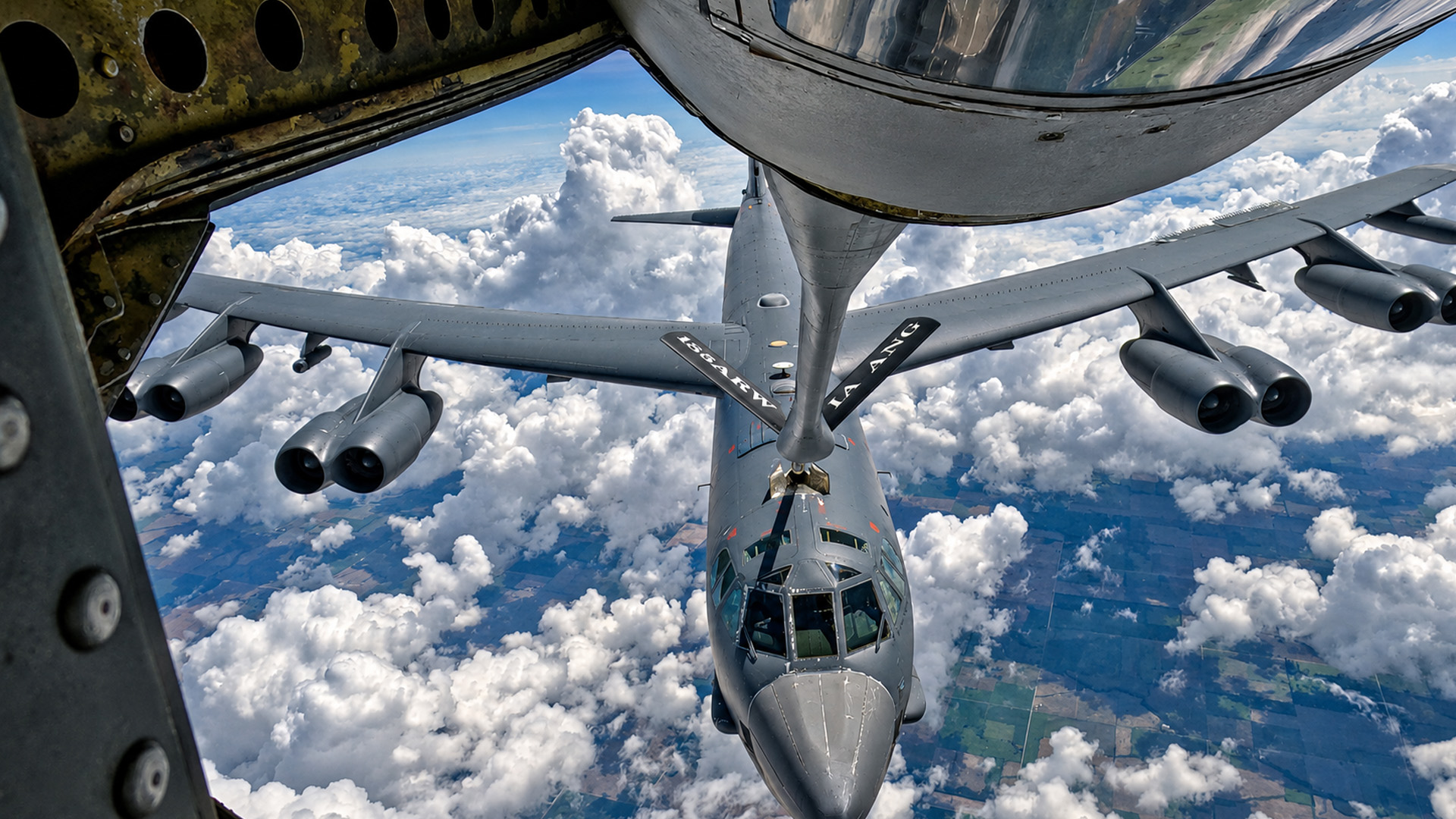 Amerikaanse luchtmacht voert training in lucht bijtanken met B-52 uit