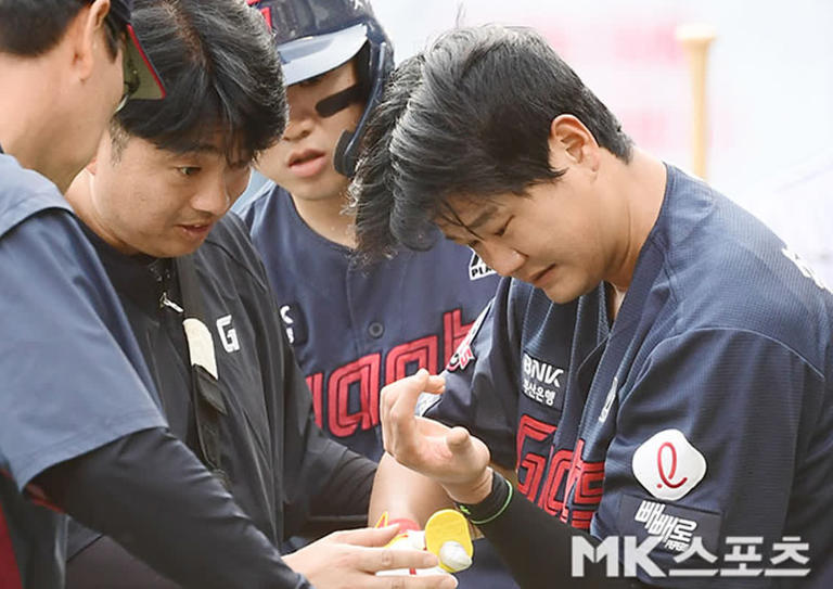 사구 맞은 손호영 '너무 아파요' [MK포토]