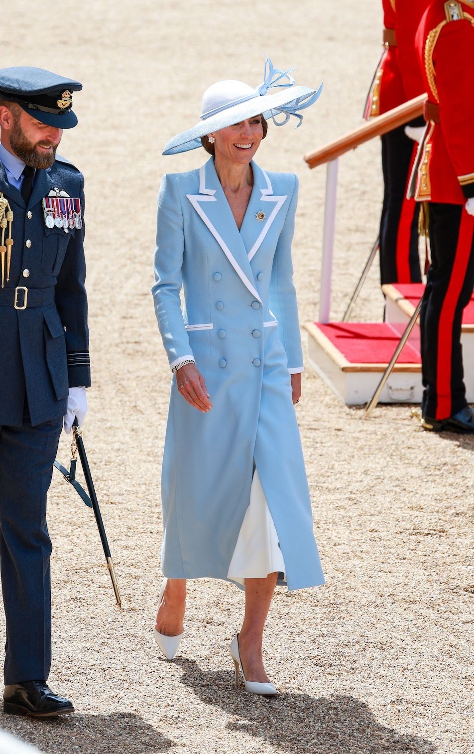 Kate Middleton en robe bleu ciel : elle rend hommage à Lady Diana au ...