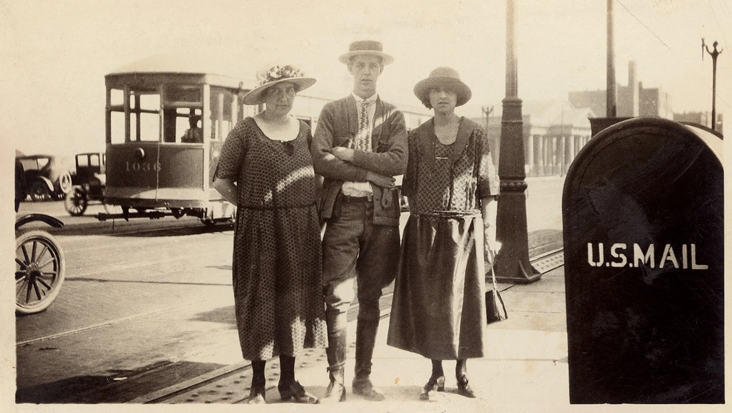 Historical photos that sparked time travel theories