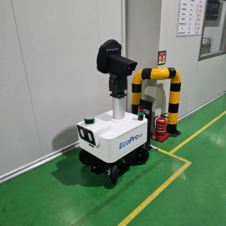 로봇이 1500도 쇳물 채취하고 미세한 고장도 감지… AX가 바꾼 공장
