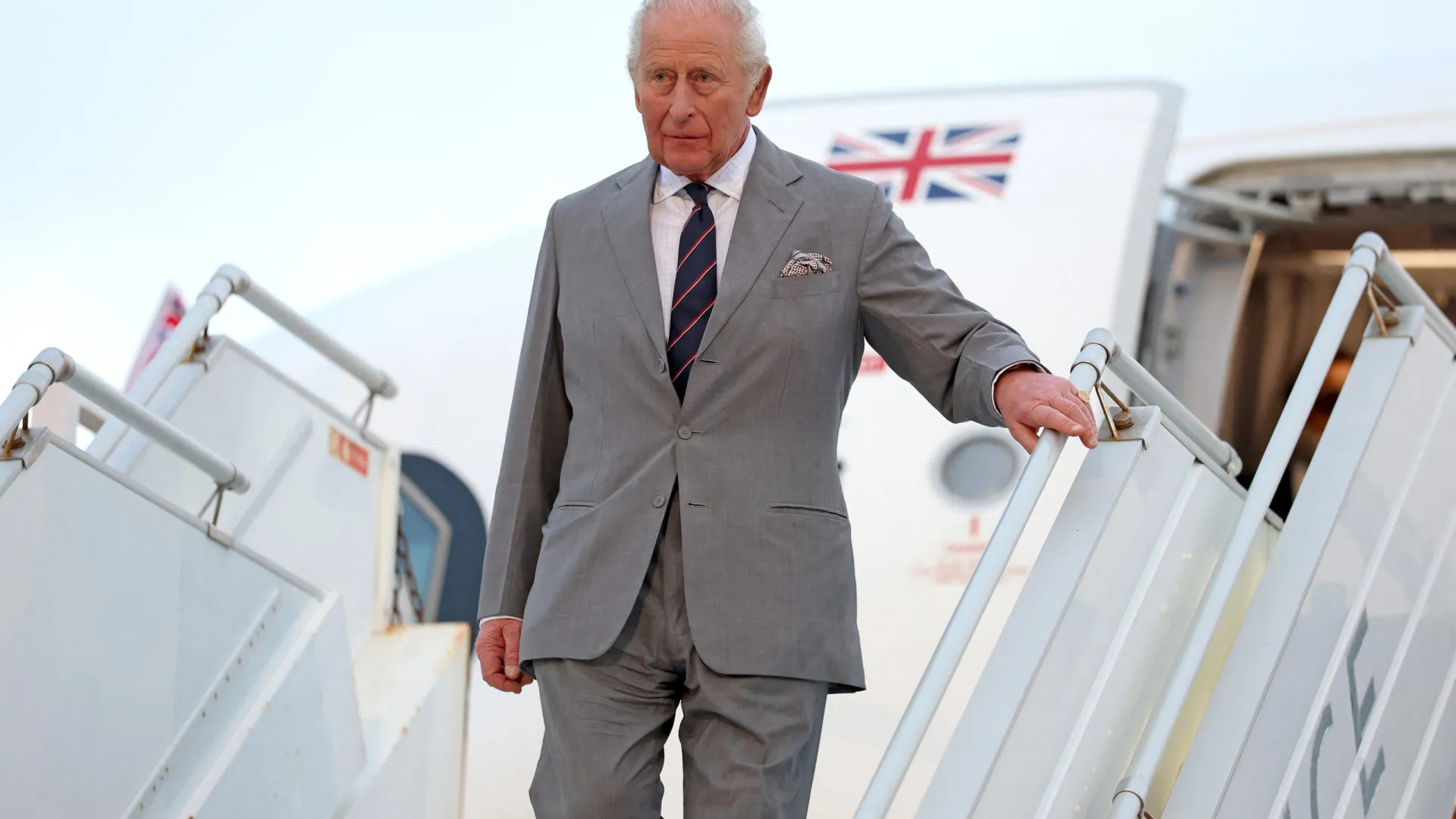 Sabia que Charles III não precisa de passaporte para viajar? Entenda